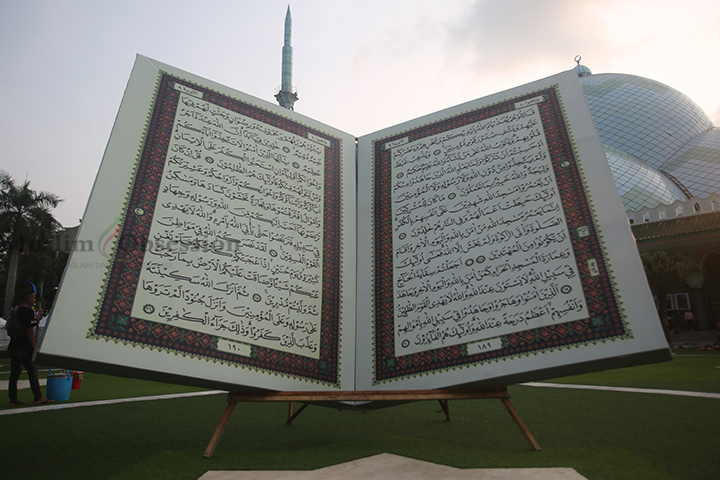 FOTO: Replika Al-Quran Raksasa di Festival Al-Azhom - Muslimobsession.com