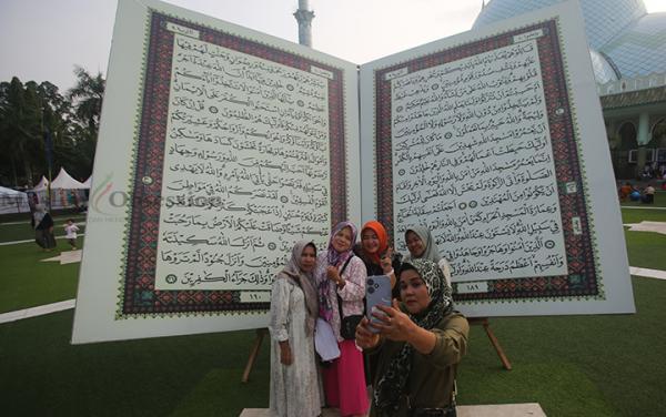 FOTO: Replika Al-Quran Raksasa di Festival Al-Azhom - Muslimobsession.com
