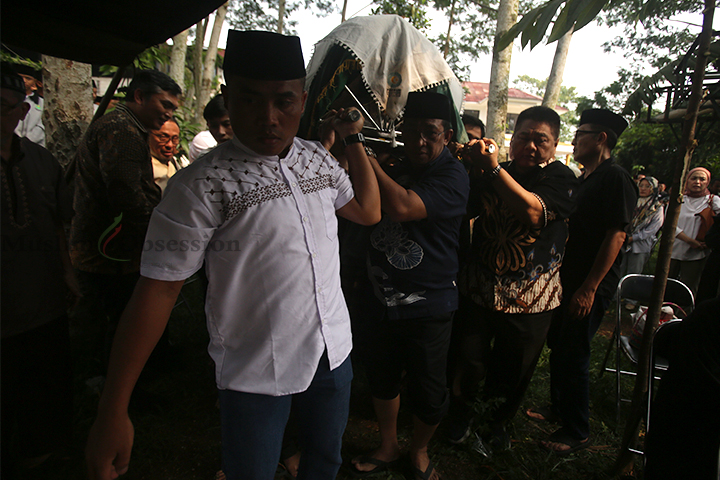 FOTO: Prosesi Pemakaman Ketum Parmusi Usamah Hisyam - Muslimobsession.com