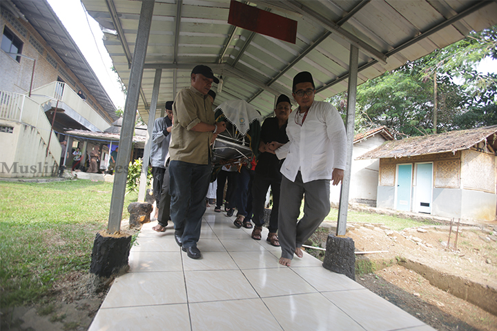 FOTO: Jenazah Ketum Parmusi Usamah Hisyam Tiba di PTQ Pondok Bambu ...