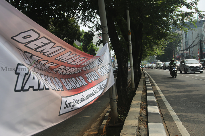 FOTO: Spanduk Tangkap Bandar Judol Muncul di Jakarta - Muslimobsession.com