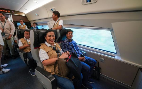 8 CEO Kereta Api di Asia Tenggara Naik Whoosh untuk Buktikan ...